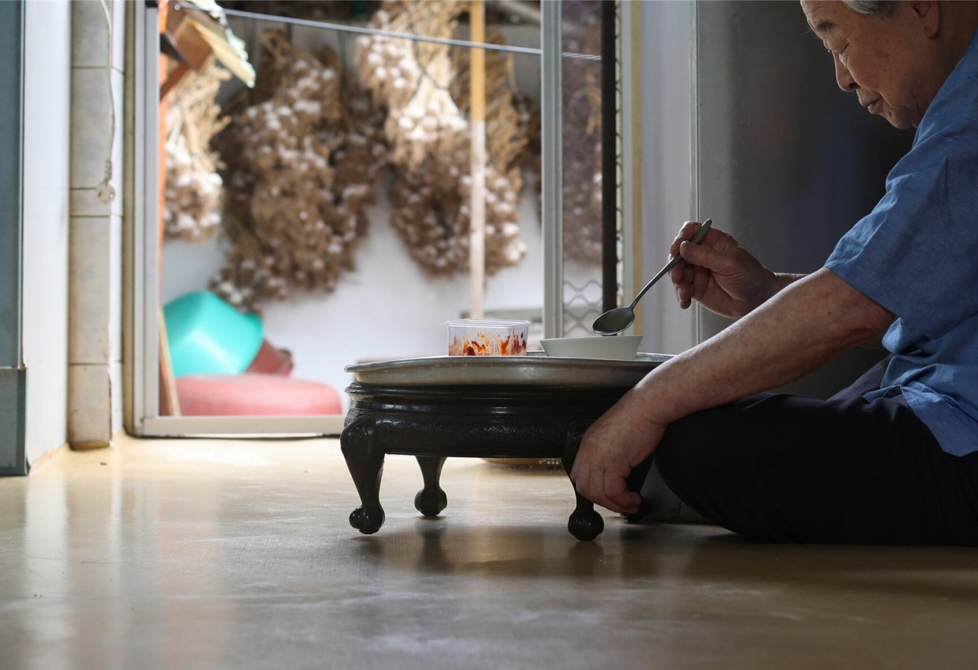 얼어붙은 겨울, 물에 만 밥과 김치로 버티는 독거노인